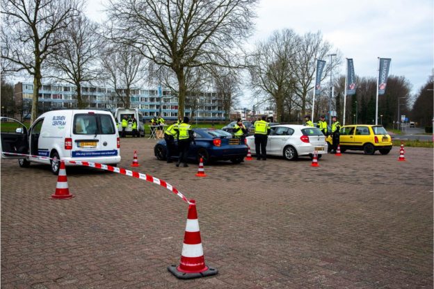 Belastingdienst en politie houden grote verkeerscontrole Aveling Hoogvliet - 112-Rijnmond