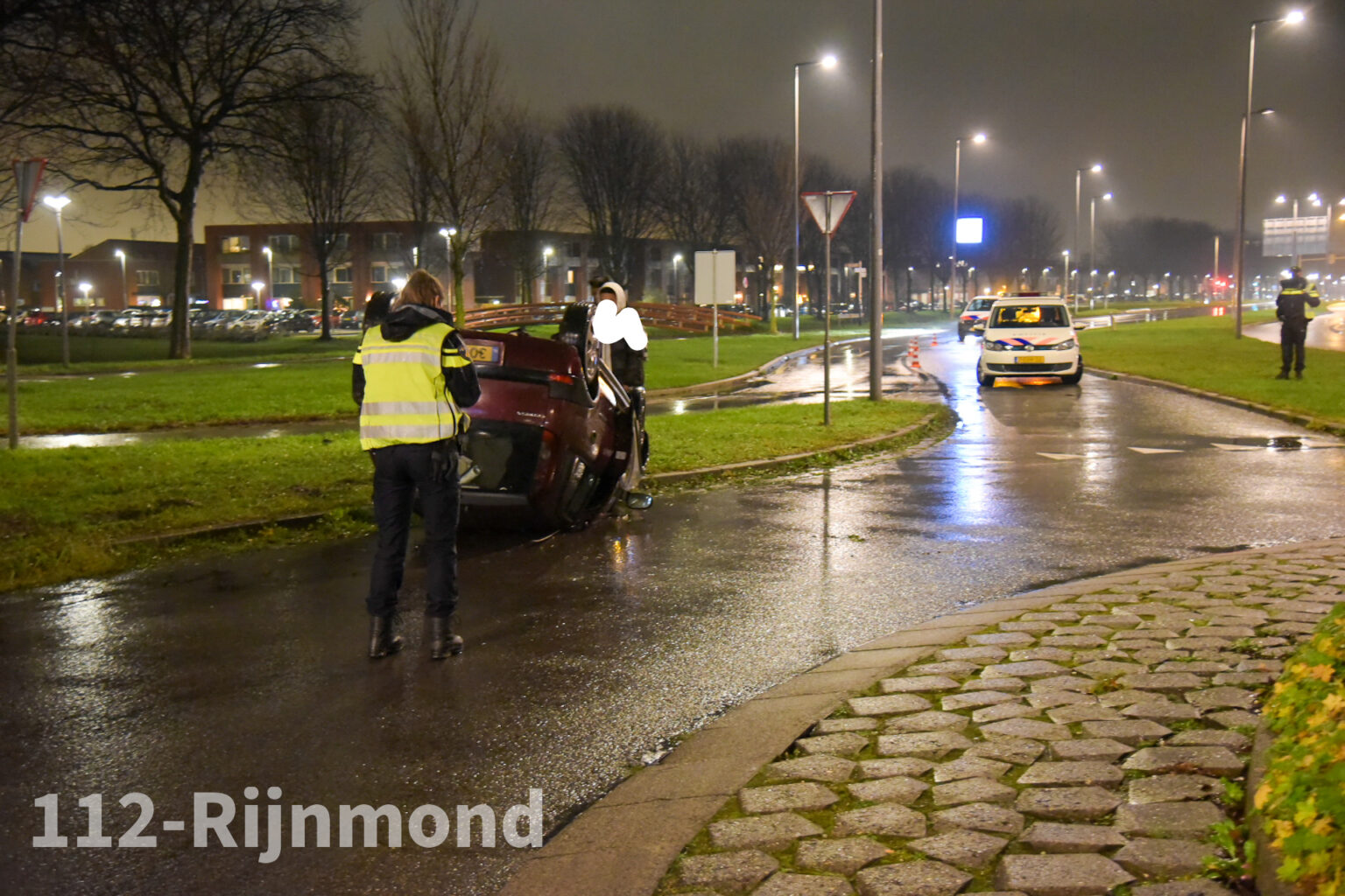 Auto eindigt op dak |Groene Kruisweg Hoogvliet – 112-Rijnmond