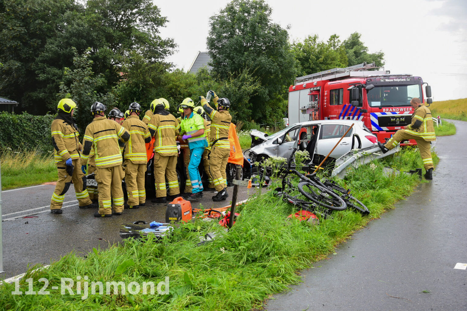 Drie zwaargewonden bij frontale botsing | Spuidijk Nieuw-Beijerland - 112-Rijnmond