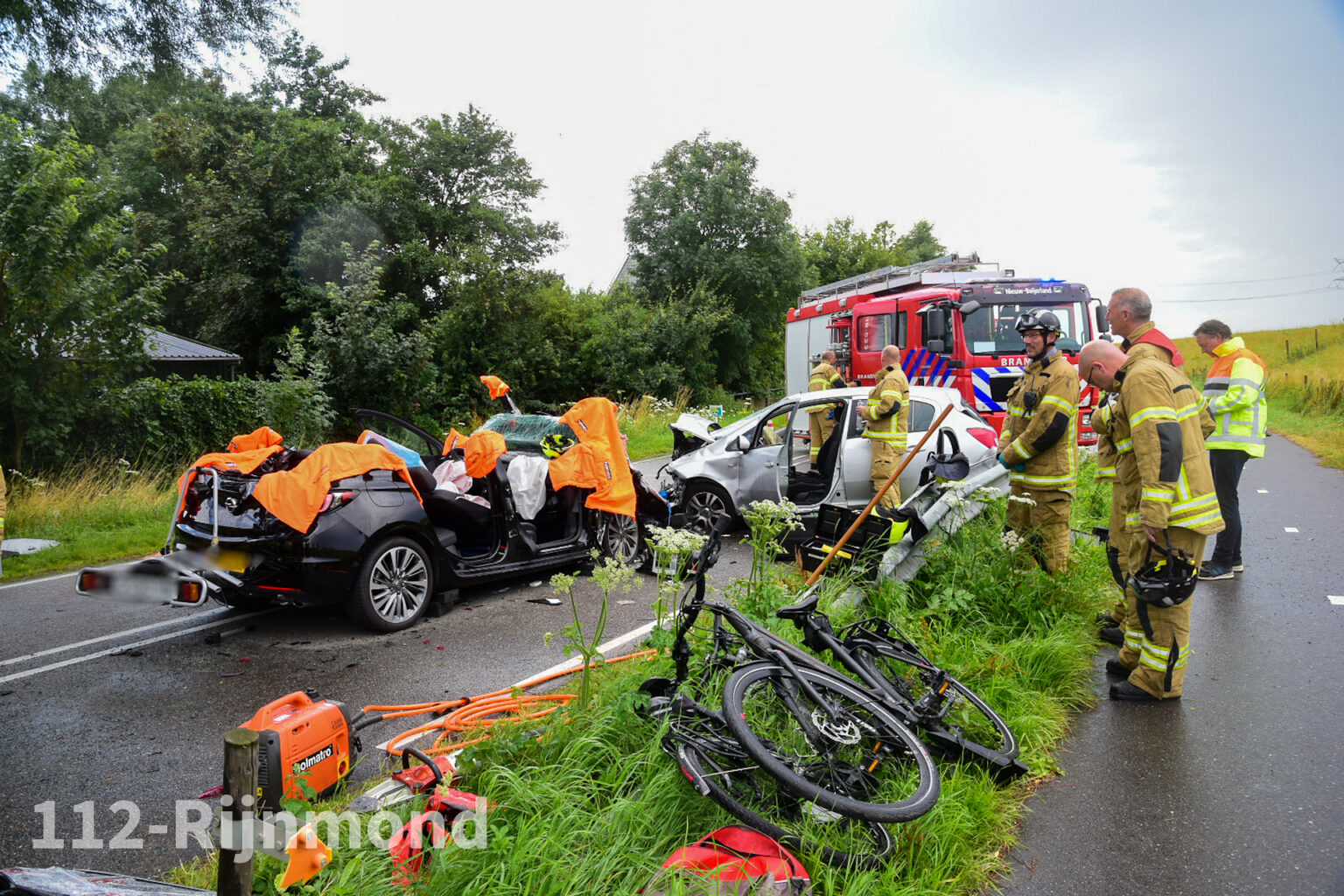 Drie zwaargewonden bij frontale botsing | Spuidijk Nieuw-Beijerland - 112-Rijnmond