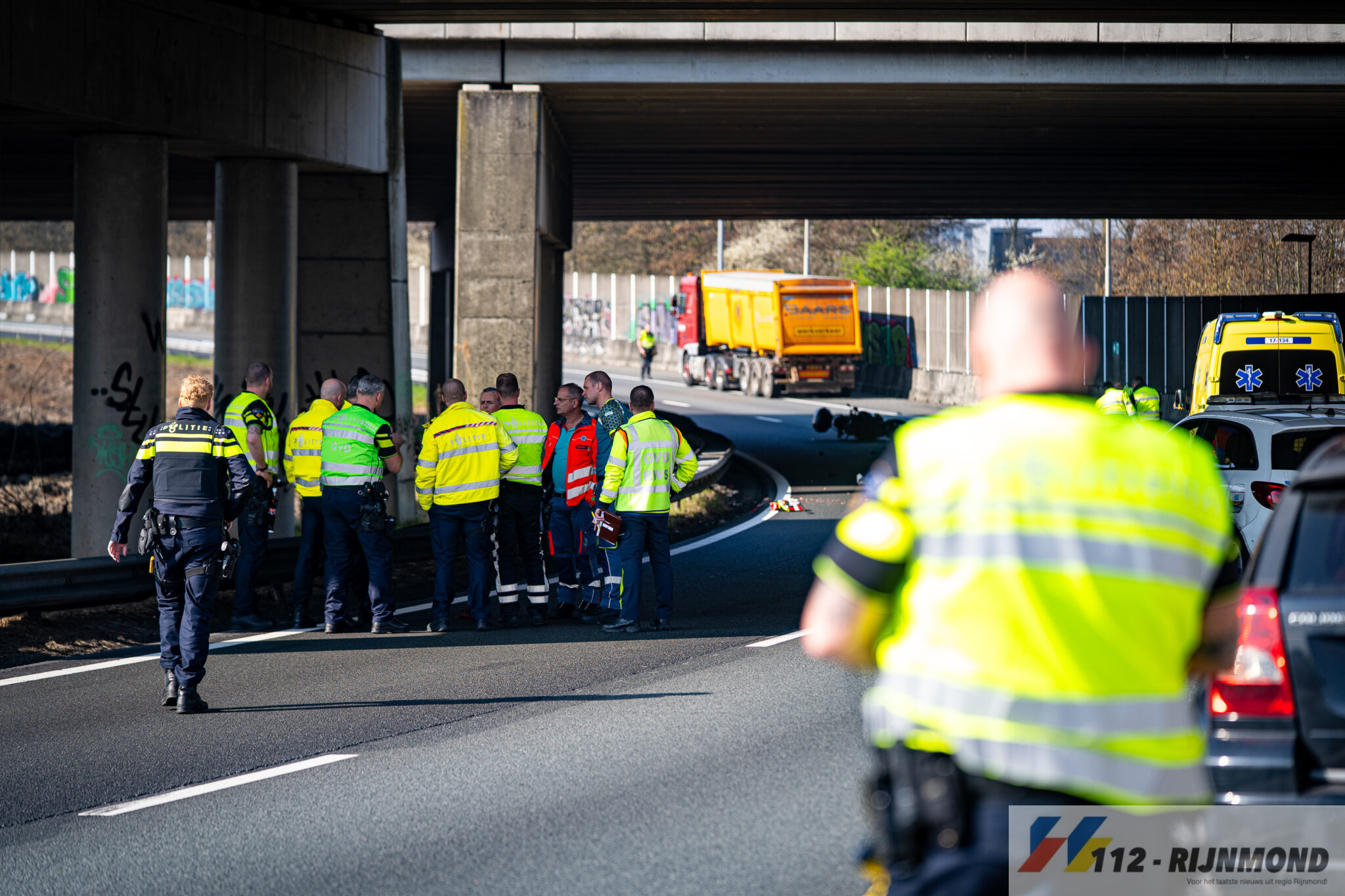 Opzittenden motor overleden na botsing met vrachtwagen | A20 Schiedam - 112-Rijnmond