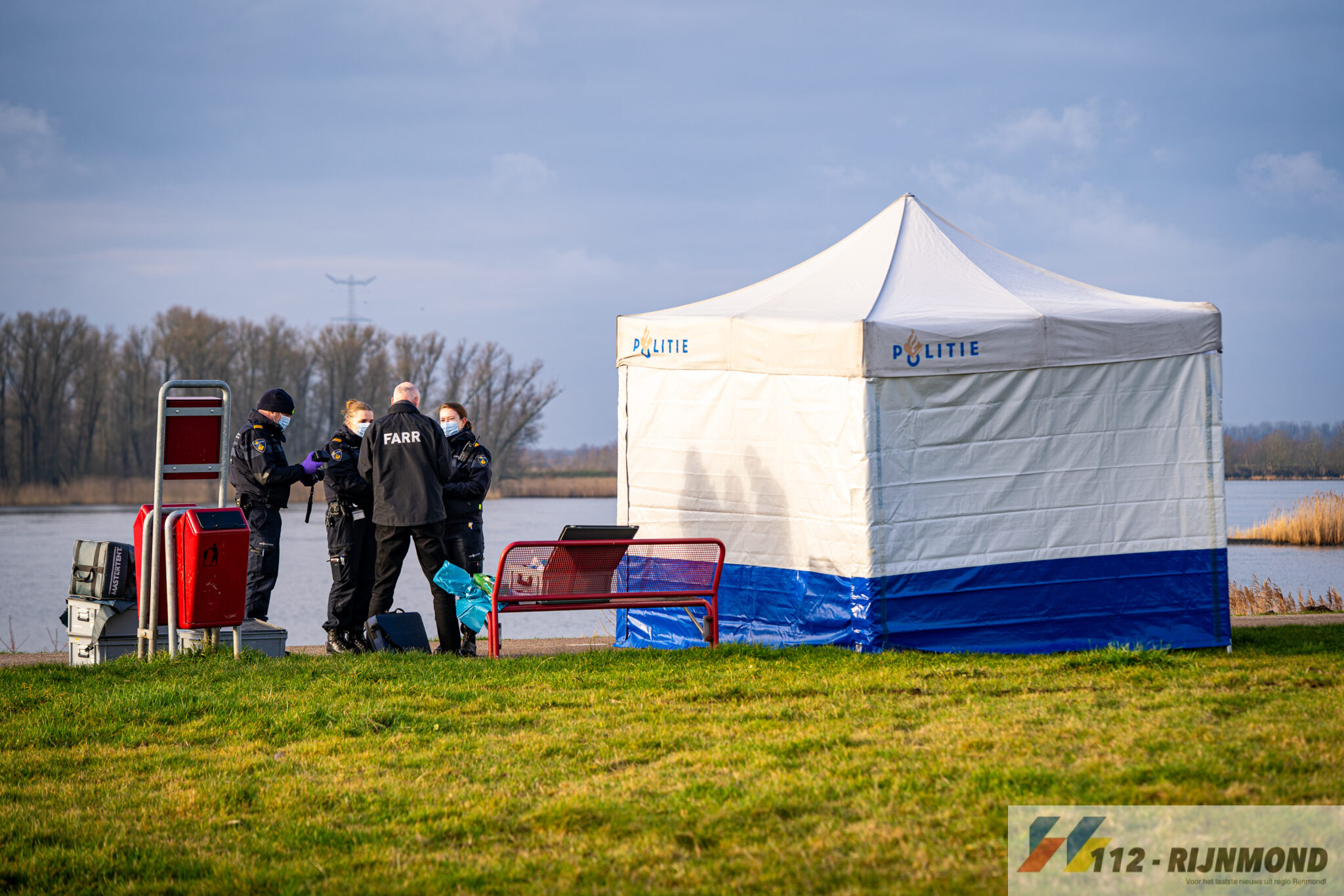 Politie onderzoek na aantreffen overleden persoon in grasveld ...